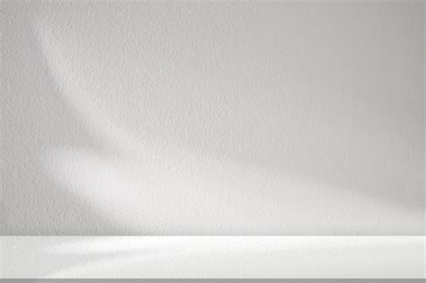 스튜디오 배경 회색 콘크리트 벽 배경에 ⁇ 빛 반사와 함께 그림자를 남기고 시멘트 바닥에 추상적인 빛을 가진 빈 ⁇ 색 스튜디오 방 제품 프레젠테이션을위한 배경 디스플레이