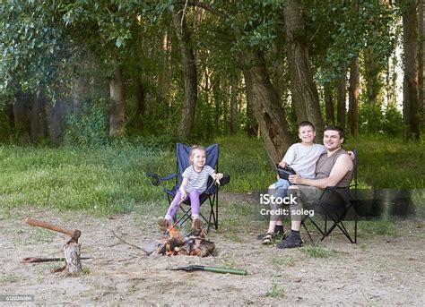 숲에서 캠핑하는 사람들 자연에서 활동하는 가족 불을 붙이다 3 명에 대한 스톡 사진 및 기타 이미지 3 명 가족 감정 Istock