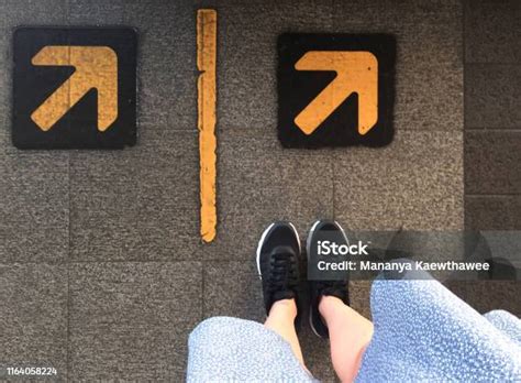 도로에 발과 화살표 화살표 방향의 노란색 기호와 바닥에 서 개념에 대한 스톡 사진 및 기타 이미지 개념 거리 교통