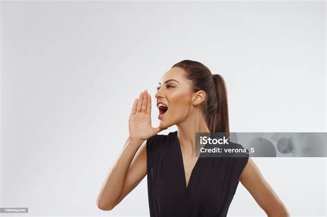 고립 된 배경을 통해 아름다운 젊은 여성은 입에 손으로 옆으로 큰 소리로 외치고 비명을 지른다 커뮤니케이션 개념 여자에 대한