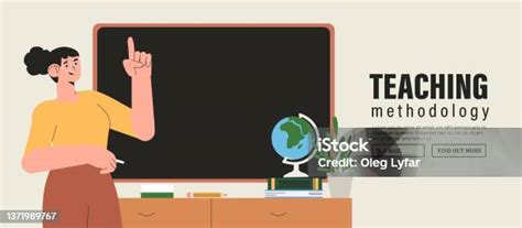 교실에서 여성 교사 학습 고급 트랜니닝 또는 교육 방법론 개념 학교 선생님은 교실의 칠판에 서 있습니다 강의를 가르치는 강사