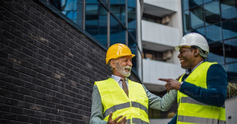 건설 현장에서 건축가 동료와 건물의 구조에 대해 논의하는 성숙한 엔지니어 사진 Unsplash의 세르비아 이미지