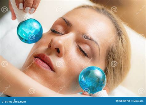 Massagem Facial Bolas De Cristal De Gelo Foto De Stock Imagem De Real Gelo