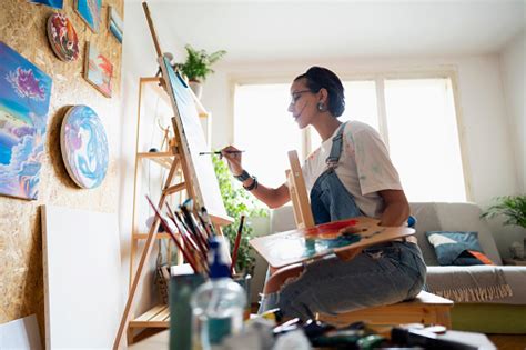 그녀의 홈 아트 스튜디오에서 캔버스에 재능있는 여성 예술가 그림 20 24세에 대한 스톡 사진 및 기타 이미지 20 24세 가정의 방 개발 Istock