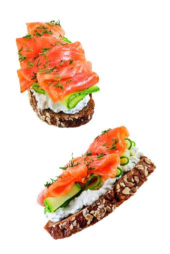 흰색 고립 된 배경에 훈제 연어 리코타 치즈 호밀 샌드위치 0명에 대한 스톡 사진 및 기타 이미지 0명 갈색 곡초류 Istock