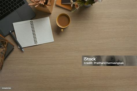 평평한 누워 열린 노트북 노트북 나무 작업 책상에 커피 한 잔의 평면도 텍스트 공간을 복사합니다 0명에 대한 스톡 사진 및 기타 이미지 Istock