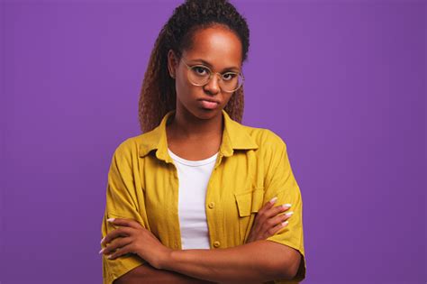 젊은 기분을 상하게하는 아프리카 계 미국인 여성이 스튜디오에서 팔을 횡단합니다 갈색 머리에 대한 스톡 사진 및 기타 이미지 갈색 머리 광고 귀여운 Istock