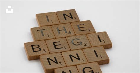 흰색 표면에 갈색 나무 블록 사진 Unsplash의 무료 회색 이미지