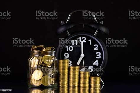 유리 항아리 병에 동전과 어두운 룸 비즈니스 금융 개념에 알람 시계와 함께 스택 동전 가득 찬에 대한 스톡 사진 및 기타 이미지 가득 찬 경영자 경제 Istock