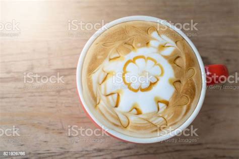 나무 배경에서 커피 라 떼 아트의 컵 0명에 대한 스톡 사진 및 기타 이미지 0명 갈색 꽃 식물 Istock