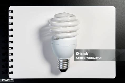 1 형광 라이트 전구 에너지 절약 개념 검은 배경에 흰색 노트북 종이에 0명에 대한 스톡 사진 및 기타 이미지 0명 검은색 경제 Istock