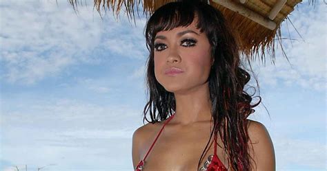 Hot Pictures And Wallpapers Melihat Indahnya Payudara Julia Perez