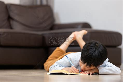 趴在地上写作业的小男孩高清图片下载 正版图片501724246 摄图网