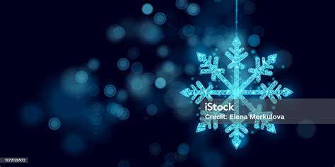 보케 배경에 있는 와이어프레임 눈송이 낮은 폴리 스타일 메리 크리스마스와 새해 배너입니다 추상적인 현대 벡터 그림입니다 로우 폴리곤 모델링에 대한 스톡 벡터 아트 및 기타