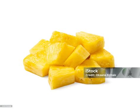 파인애플 컷 격리 생 아나나스 조각 Comosus 열대 과일 덩어리 잘 익은 파인애플 슬라이스 화이트 슬라이스에 대한 스톡 사진 및 기타 이미지 Istock