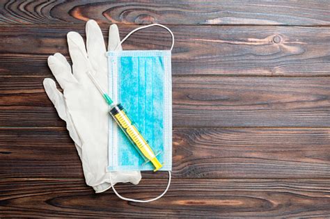 일회용 수술 용 마스크 나무 배경에 라텍스 의료 장갑과 주사기의 상단 보기 복사 공간으로 건강 개념 보호 0명에 대한 스톡 사진 및 기타 이미지 Istock