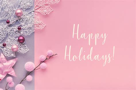 로맨틱 한 크리스마스 플랫 레이 문자 탄력 텍스트와 두 가지 컬러 종이 배경에 상단보기 해피 홀리데이 서리가 내린 기하학적 잎과 직물 장식 나뭇 가지 12월에 대한 스톡