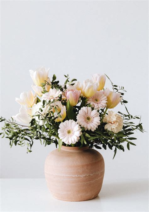 Постеры и картины ”БЕЛЫЕ ЦВЕТЫ В ВАЗЕ ” купить в Санкт Петербурге по цене 260 ₽ 2350 ₽ плакат