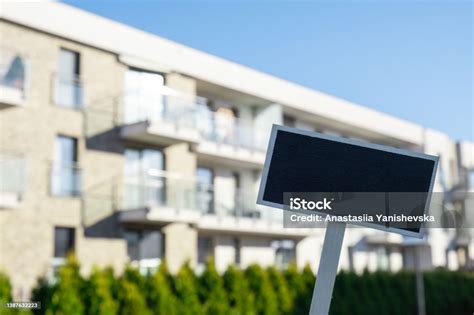 새로운 아파트 건물 빈 모형 템플릿 블랙 보드 라벨 홈 임대에 대한 빈 검은 색 광고판 판매를위한 아파트 새 집 앞에 로그인하십시오 광고 0명에 대한 스톡 사진 및 기타