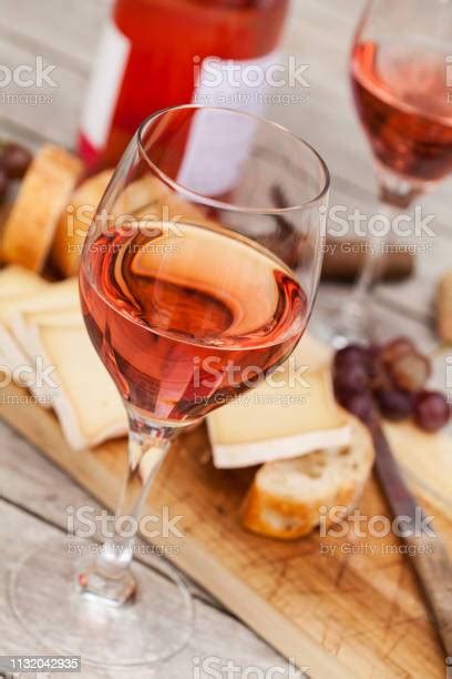 나무 테이블에 과일 빵과 치즈와 로즈 와인과 보드의 두 잔 0명에 대한 스톡 사진 및 기타 이미지 0명 결정체 과일 Istock