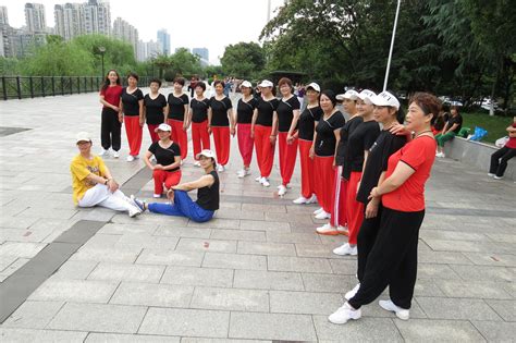 有幸偶见，那群跳健美操的美女们 卯酉河