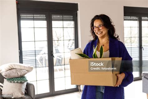골판지 상자를 들고 이사하는 새 집으로 들어가는 행복한 젊은 여자 상자에 대한 스톡 사진 및 기타 이미지 상자 새 집으로 이사 이주 개념 Istock