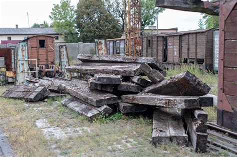 마차와 좁은 계기 철도 기관차의 오래 된 워크샵 수리 및 개조 열차의 장소입니다 가 계절입니다 강철에 대한 스톡 사진 및 기타 이미지 Istock