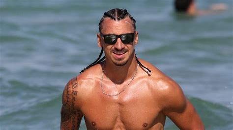 Hot Zlatan Ibrahimović 41 Zeigt Seinen Body Am Strand