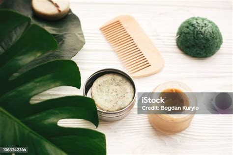 제로 폐기물 개념입니다 자연 환경 친화적인 고체 샴푸 바 나무 브러쉬 컨디셔너 비누 녹색 Monstera 잎과 하얀 나무에