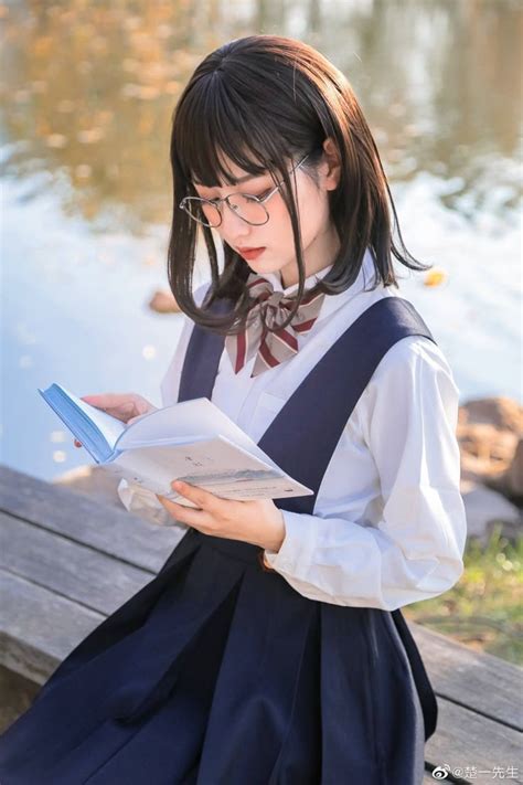 Pin By Ts Collection On Liuyi 流弋 Figure Poses Pose Reference Photo Female Pose Reference