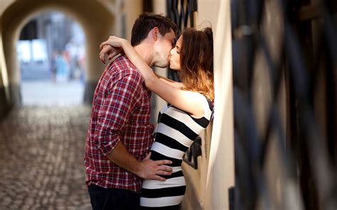 Romantic Hot Kissing Couple Photos Download Free