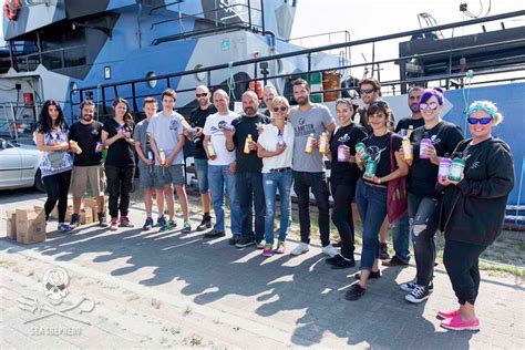 닥터 브로너스 오늘은 바로 바다의 날 닥터 브로너스는 환경을 사랑하기 때문에 당연히 바다를 위한 노력도 함께 하고 있습니다 페로섬의 둥근머리 돌고래 보호 캠페인같은