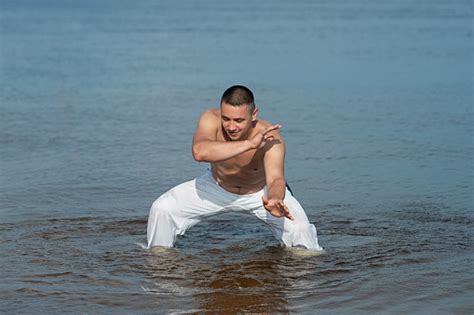 카 포에 라 해변에서 연습 하는 사람 사람 라이프 스타일 스포츠의 개념 이다 남자는 물에서 전투를 하 고 가라테에 대한 스톡 사진 및 기타 이미지 Istock