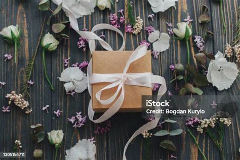 리본과 라일락 유칼립투스 수국 다크 우드 플랫 레이에 장미 꽃잎을 가진 간단한 선물 상자 꽃 식물에 대한 스톡 사진 및 기타