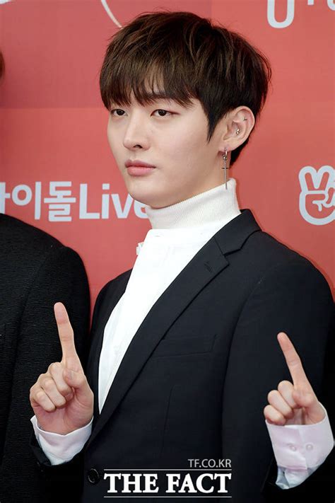 게이 같은 옷은 없어…윤지성 성차별 발언에 일침 연예 기사 더팩트