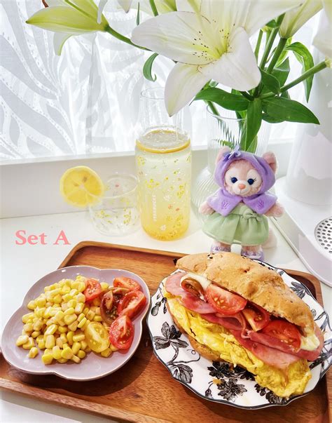 早安🍳 你要哪一款早餐？我做給你吃😀 🥐早餐set A 火腿炒蛋蕃茄包 牛油炒玉米蕃茄 檸檬柚子蜜糖氣泡水 🍞早餐set B： 炒蛋腸仔抹茶