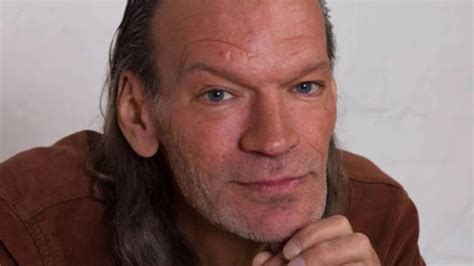 우크라 전쟁 비판하던 가수 경찰 수색 받던 중 추락사