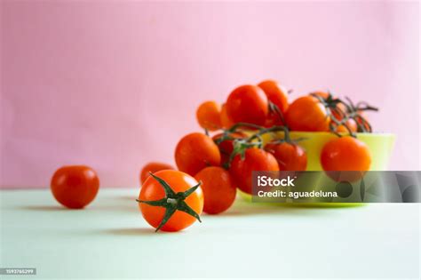 분홍색과 초록색 배경 위에 노란 그릇에 있는 방울토마토 0명에 대한 스톡 사진 및 기타 이미지 0명 개체 그룹 건강한 식생활 Istock