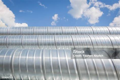 푸른 하늘에 대한 환기 파이프 강관 창고의 산업 에어컨 시스템을위한 공기 덕트 건설을위한 부품 산업용 환기 장비 0명에 대한 스톡 사진 및 기타 이미지 Istock