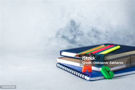 초등학교 책상에 책과 연필이 쌓여 있습니다 다채로운 책의 스택 교육 배경 비즈니스 교육 개념 텍스트공간을 복사합니다 0명에 대한 스톡 사진 및 기타 이미지 Istock