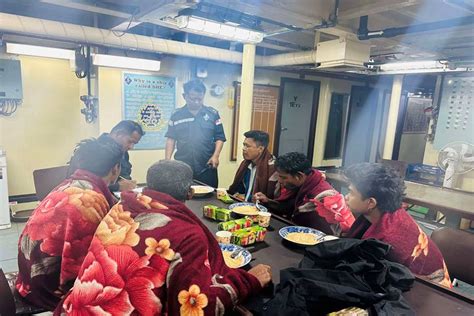 ဂွမြို့အနီး မြန်မာ့ပင်လယ်ပြင်အတွင်း ရေဝင်နစ်မြုပ်နေသည့် ကုန်တင်လှေတစ