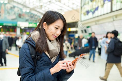 使用智能手机的女人图片 包图网企业站