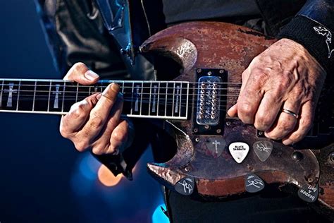 Tony Iommi El Padre Del Heavy Metal Que Toca Con Dos Falanges Menos Y