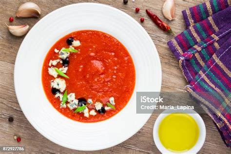 토마토 크림 수프 블루 치즈와 녹색 양파 신선한 밝은 요리 건강 음식으로 좋은 프레 젠 테이 션 가스파초에 대한 스톡 사진 및 기타 이미지 Istock