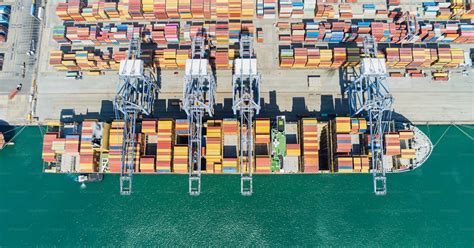 공중 평면도 컨테이너 선박 화물 사업 상업 무역 물류 및 국제 수입 수출의 운송 컨테이너 Frieght 화물선에 의해 열린 항구에서 사진 Unsplash의 수송 이미지