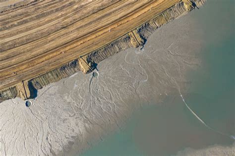 저하 된 풍경의 공중 보기입니다 파괴된 땅 위에서 볼 수 있습니다 산업 장소 사진은 무인 항공기로 촬영 가뭄에 대한 스톡 사진 및 기타 이미지 Istock