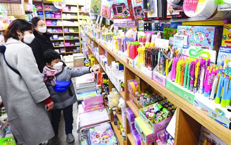 [포토] 새 학기 앞두고 학용품 사려는 발길