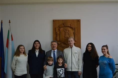 Община Монтана раздаде стипендиите си на талантливи деца