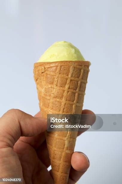남자는 그의 와플 콘에 들고 아이스크림입니다 에 흰색 배경 0명에 대한 스톡 사진 및 기타 이미지 0명 갈색 냉동식품 Istock