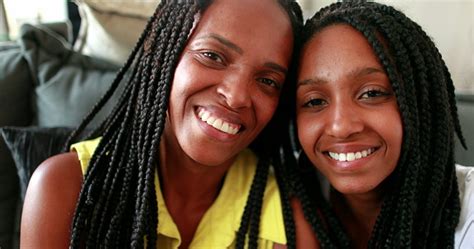 아프리카 어머니와 십대 딸이 카메라를 향해 미소짓고 있습니다 흑인 혼합 인종 민족 딸에 대한 스톡 사진 및 기타 이미지 딸 어머니 브라질 Istock